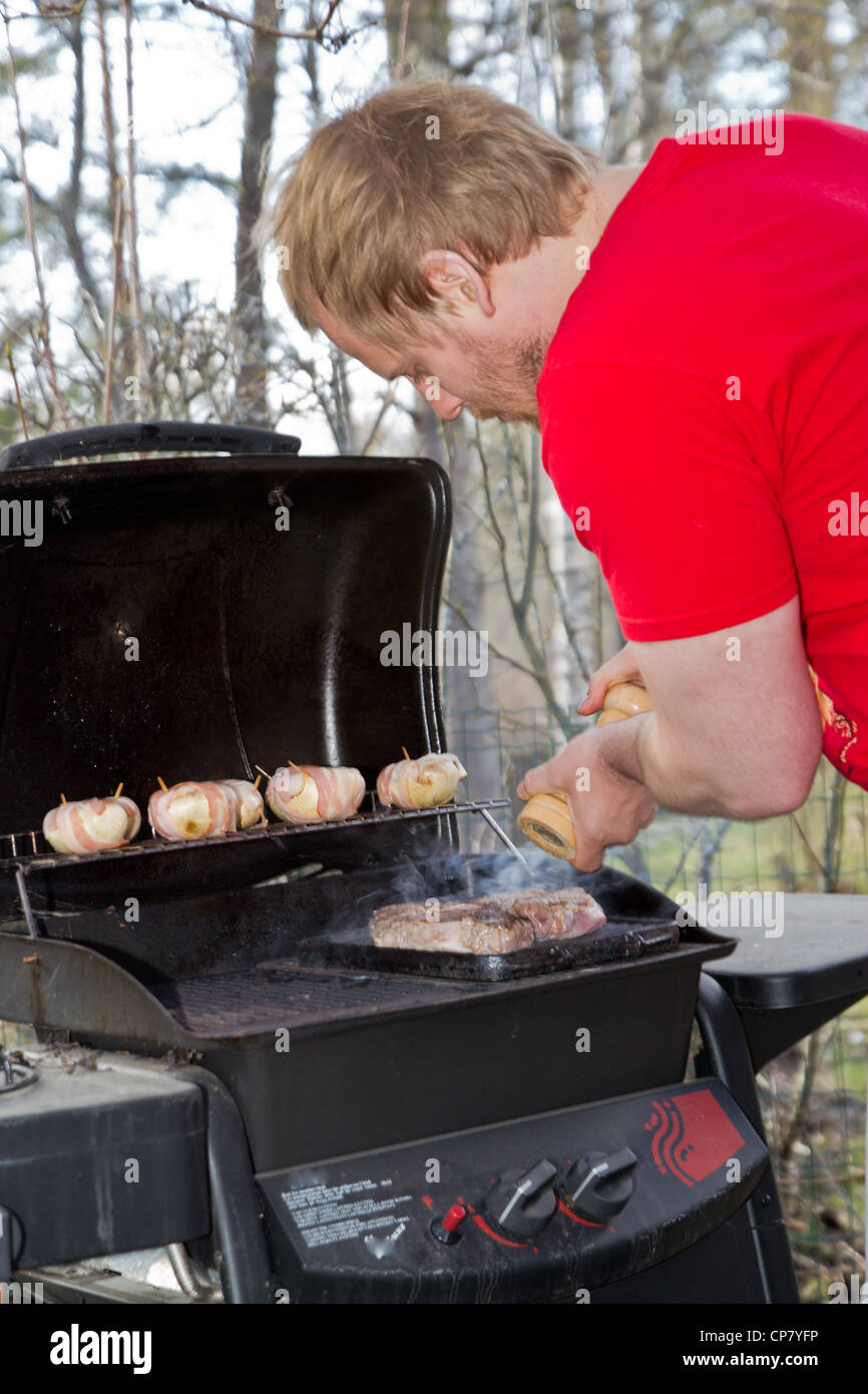 man grilling barbeque food Stock Photo - Alamy