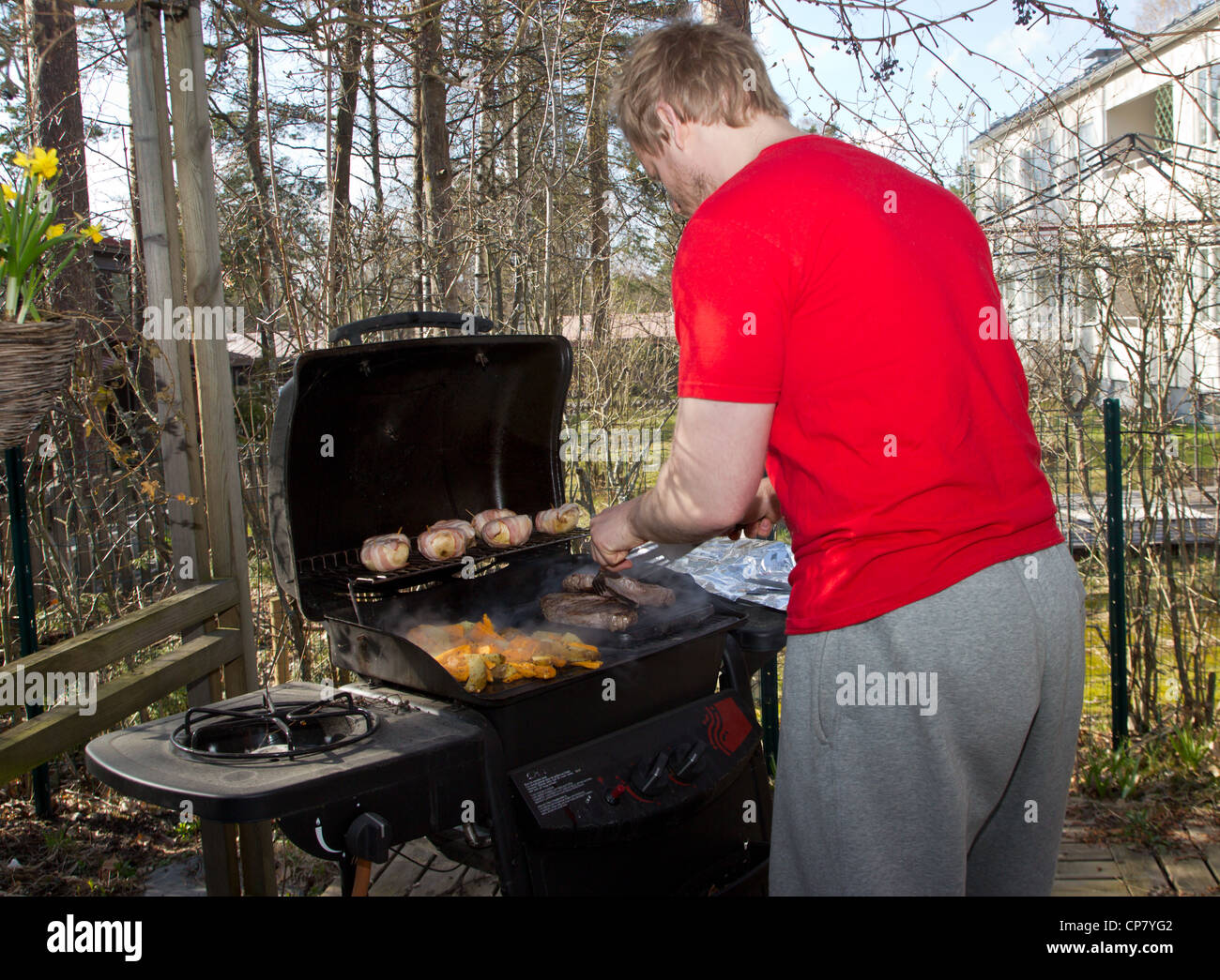 Black man grilling chicken hi-res stock photography and images - Alamy
