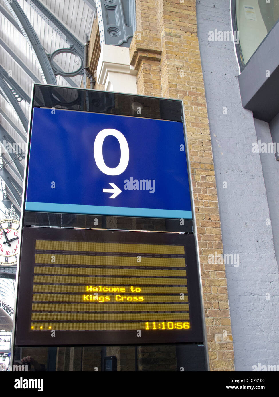 Kings cross station departure board hi-res stock photography and images ...