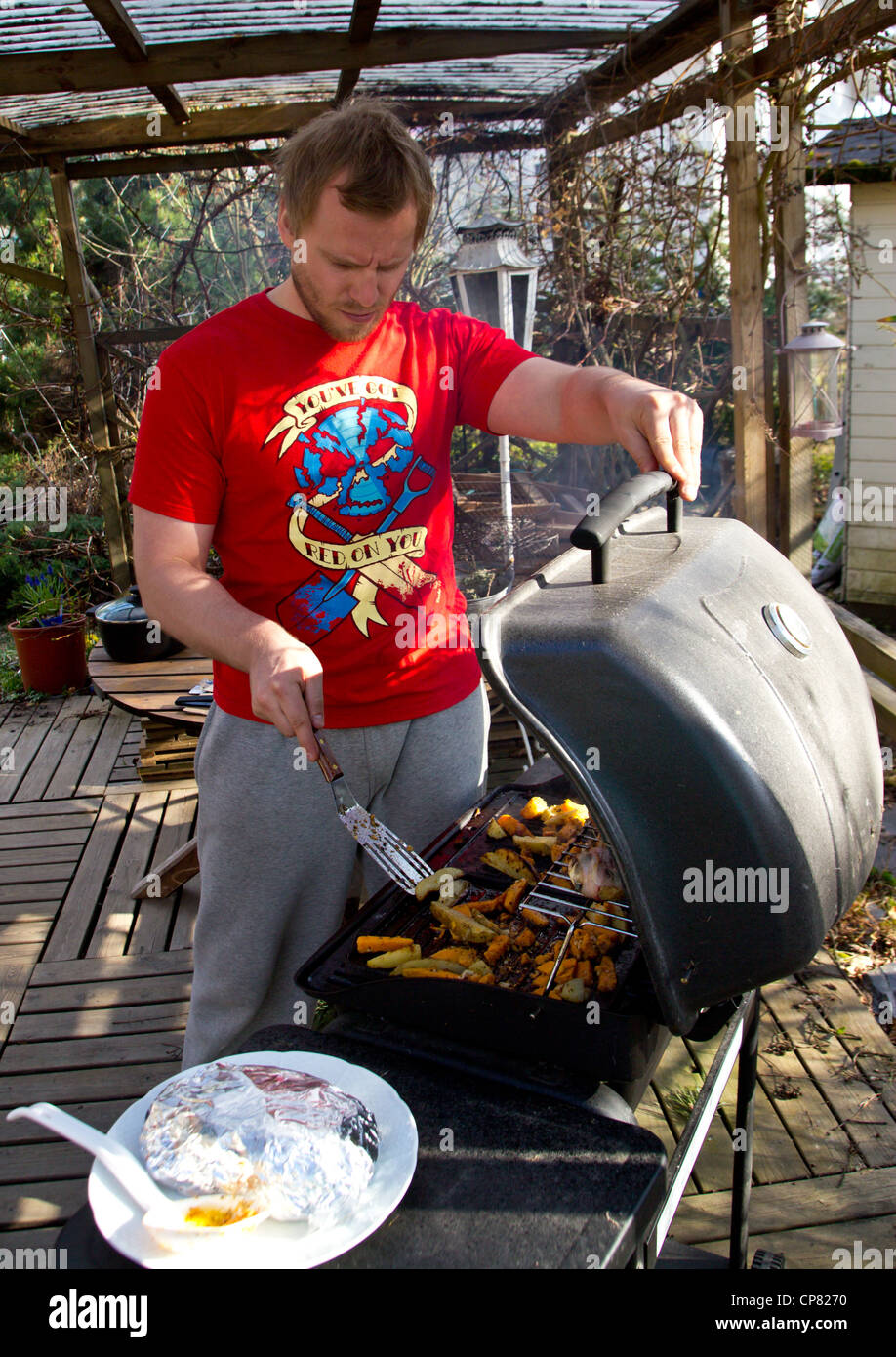 Black man grilling chicken hi-res stock photography and images - Alamy