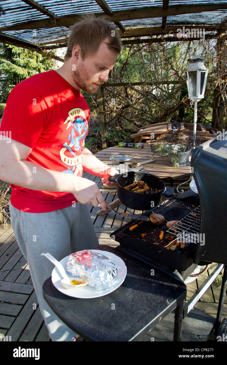 man grilling barbeque food Stock Photo - Alamy