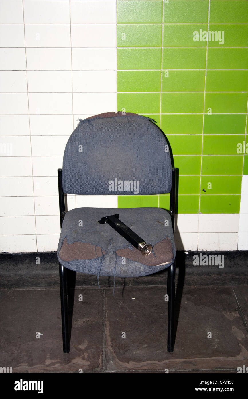 A run down metal chair Stock Photo - Alamy
