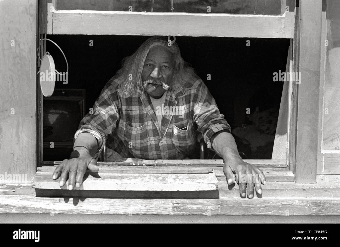 Elderly man looking out of window at street outside Stock Photo - Alamy