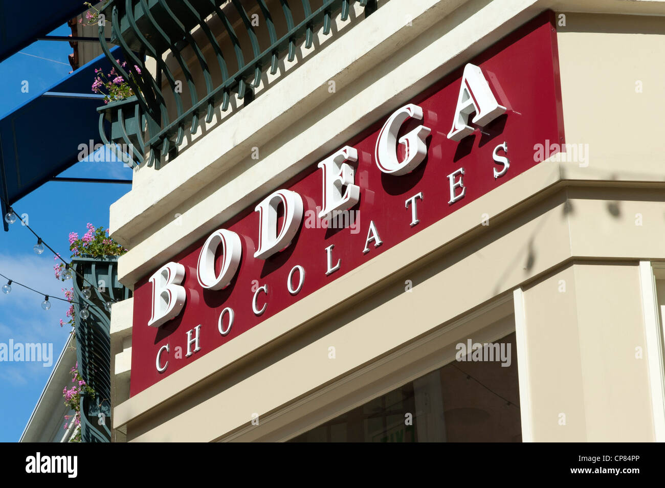 Bodega sign hi-res stock photography and images - Alamy