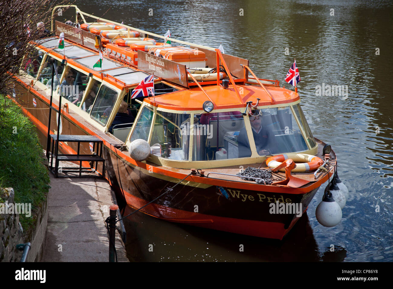 Symonds yat hand pulled ferry hi-res stock photography and images - Alamy