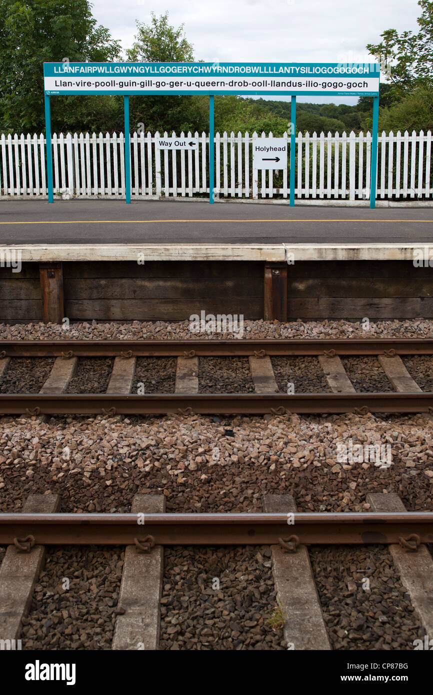 Llanfairpwllgwyngyllgogerychwyrndrobwllllantysiliogogogoch train station hi-res stock ...