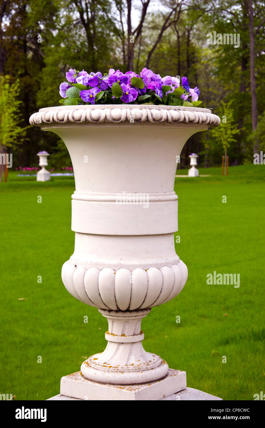 Manor luxury flower grass hi-res stock photography and images - Alamy