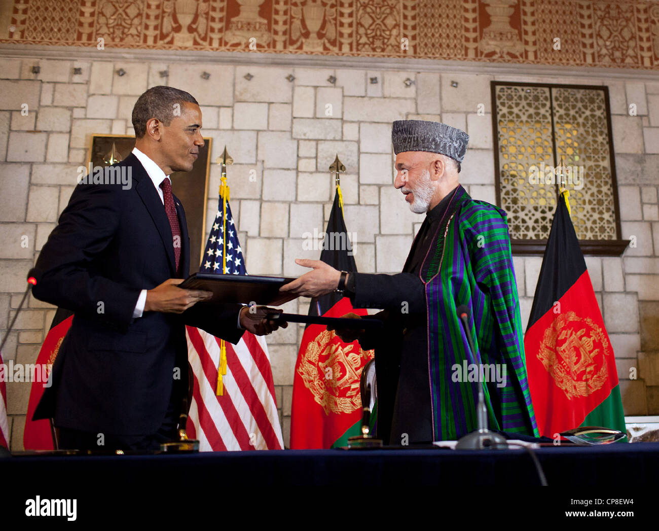US President Barack Obama and Afghan President Hamid Karzai exchange ...