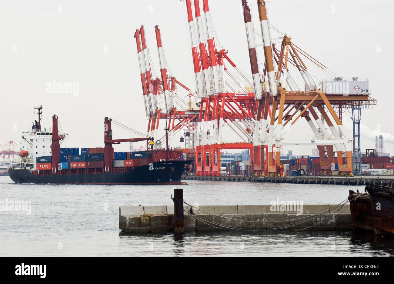 A fully loaded container ship enters the port of Yokohama, Japan Stock ...