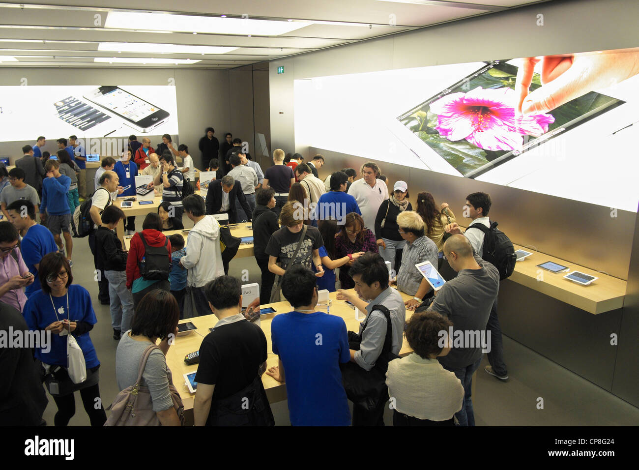 Interior view of busy Apple store in Hong Kong Stock Photo - Alamy