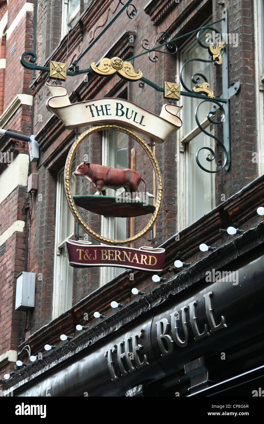 Bull pub sign hi-res stock photography and images - Alamy
