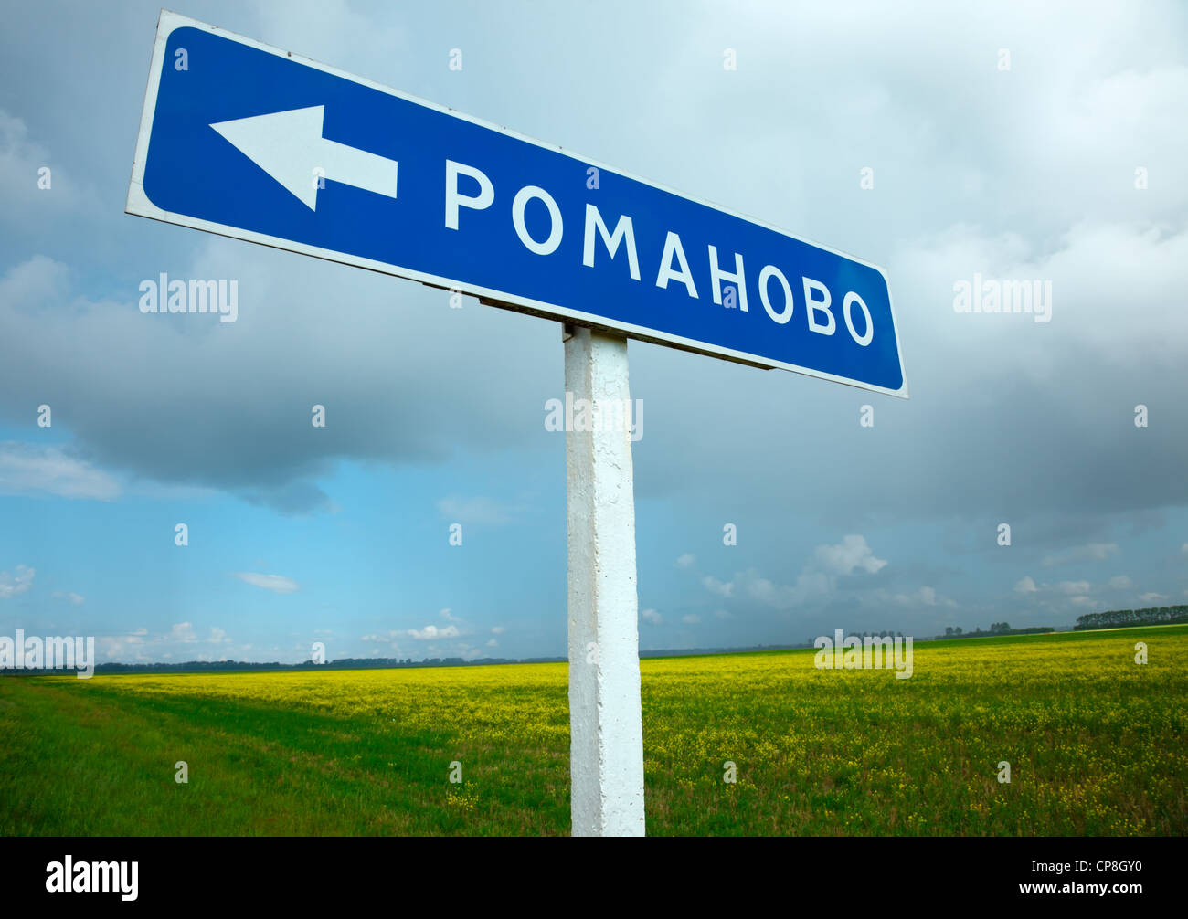 Countryside meadow and directional road sign Stock Photo - Alamy