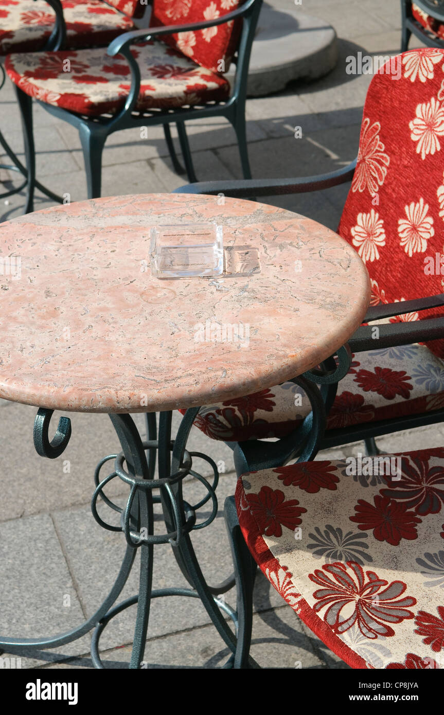 Pavement coffee shop High Resolution Stock Photography and Images - Alamy