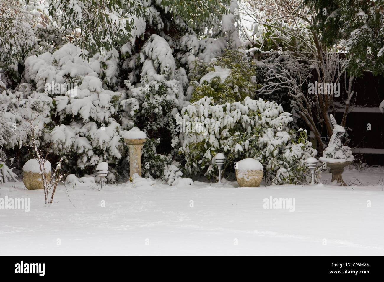 Snow garden uk festive hi-res stock photography and images - Alamy