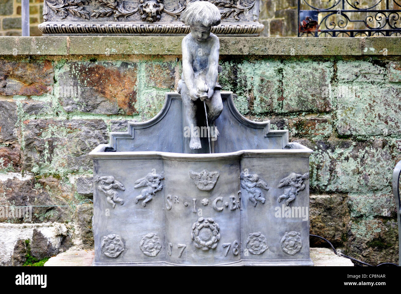 Water pouring sculpture hi-res stock photography and images - Alamy