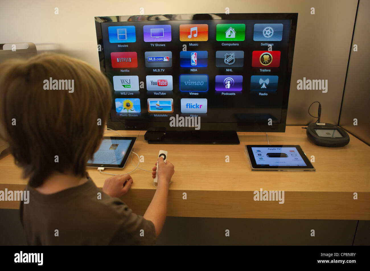 Youtube tv on screen hi-res stock photography and images - Alamy