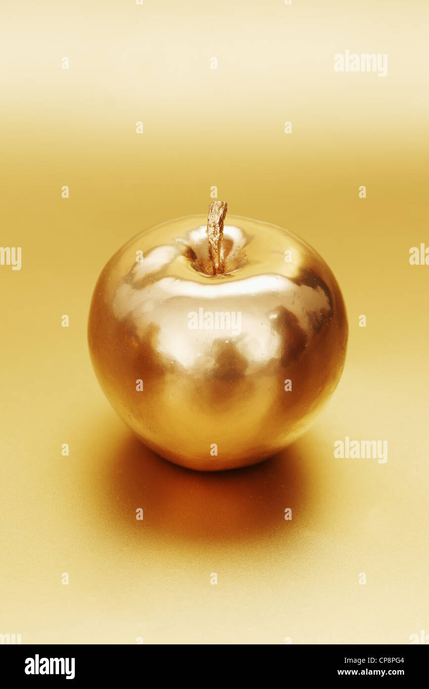 gold apple on gold background Stock Photo - Alamy