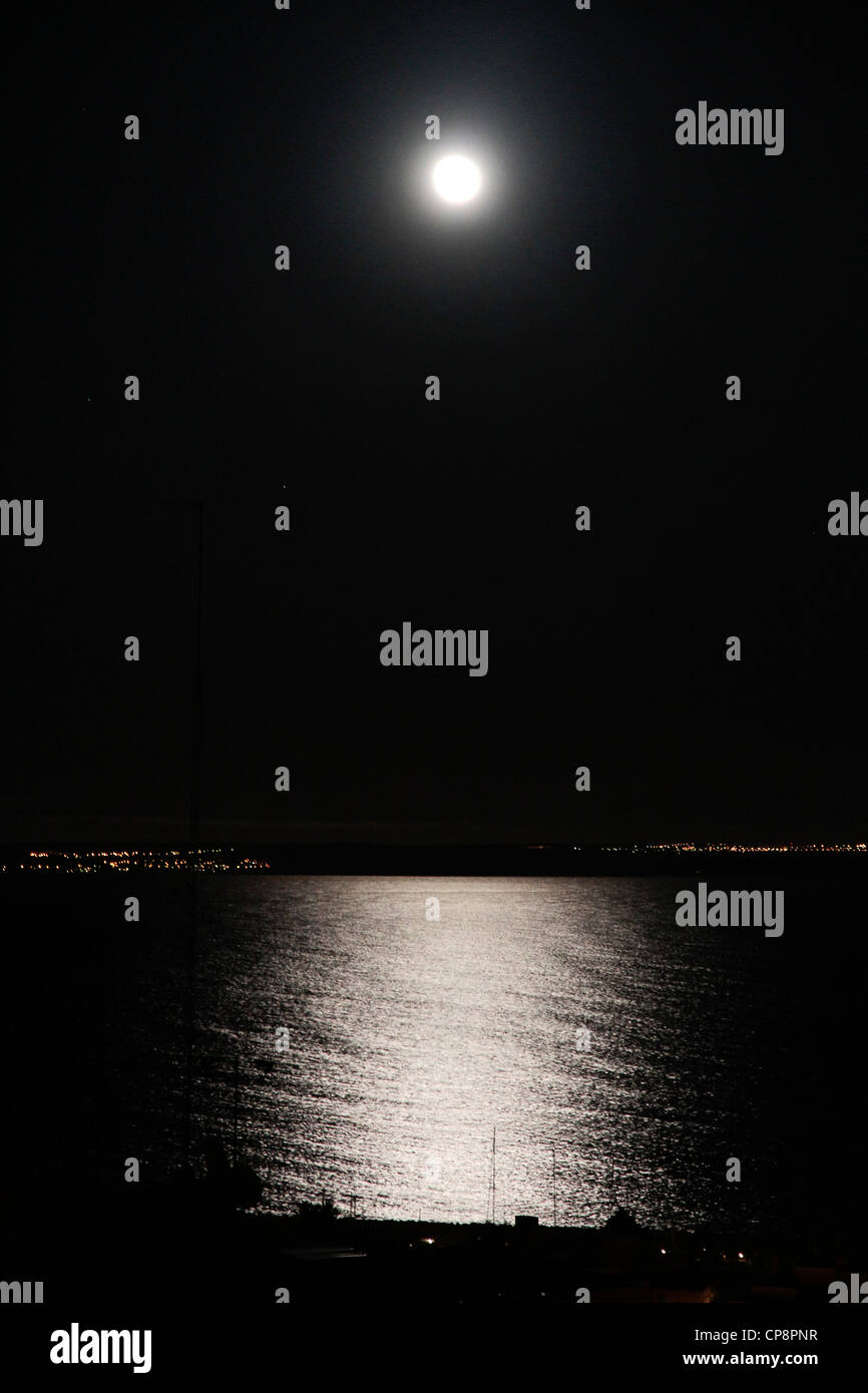 Moon on the sea hi-res stock photography and images - Alamy