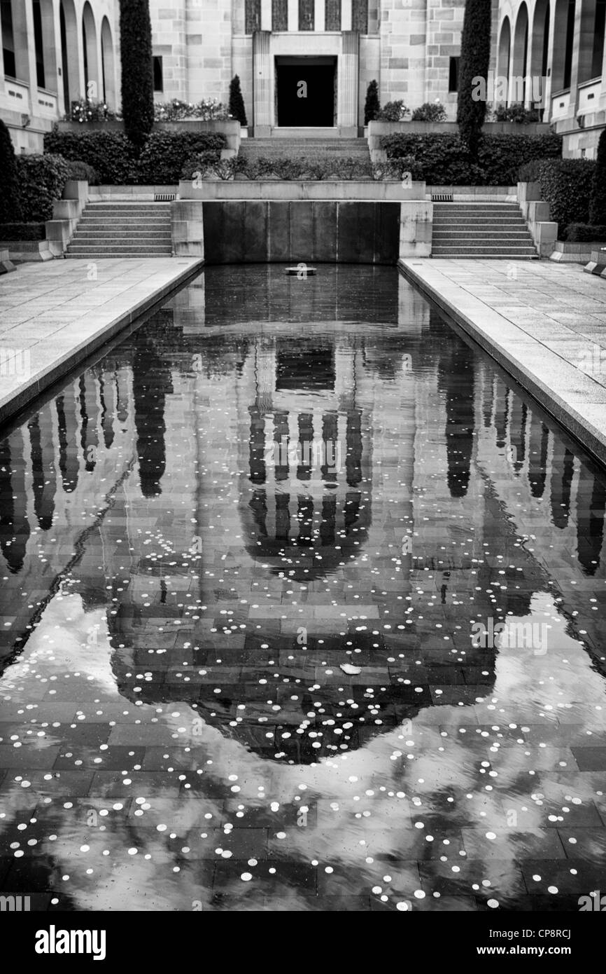 The view looking into the Pool of Reflection inside the Australian War ...
