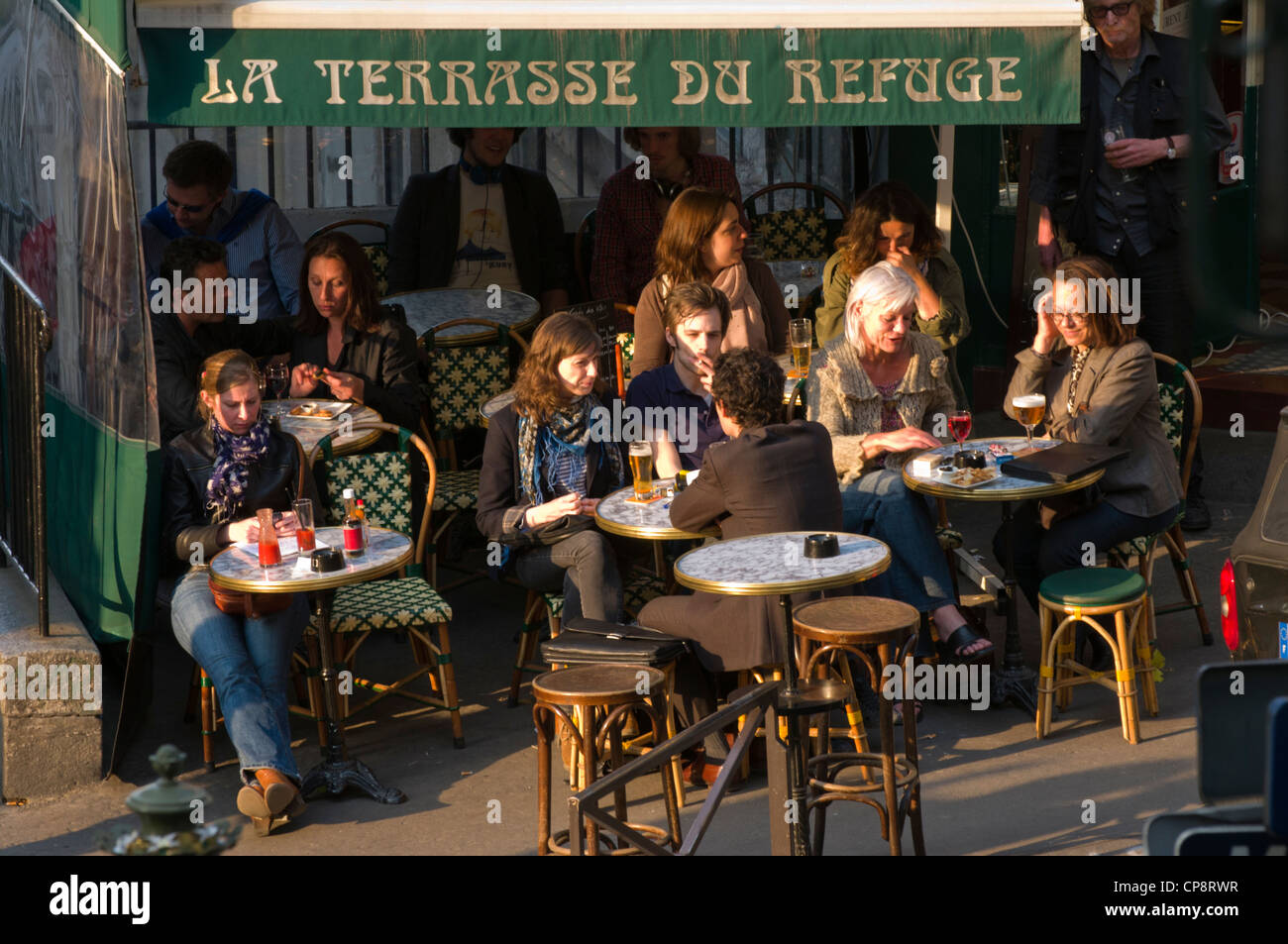 Street cafe terrace of Le Refuge in the Montmartre, Paris, France Stock ...