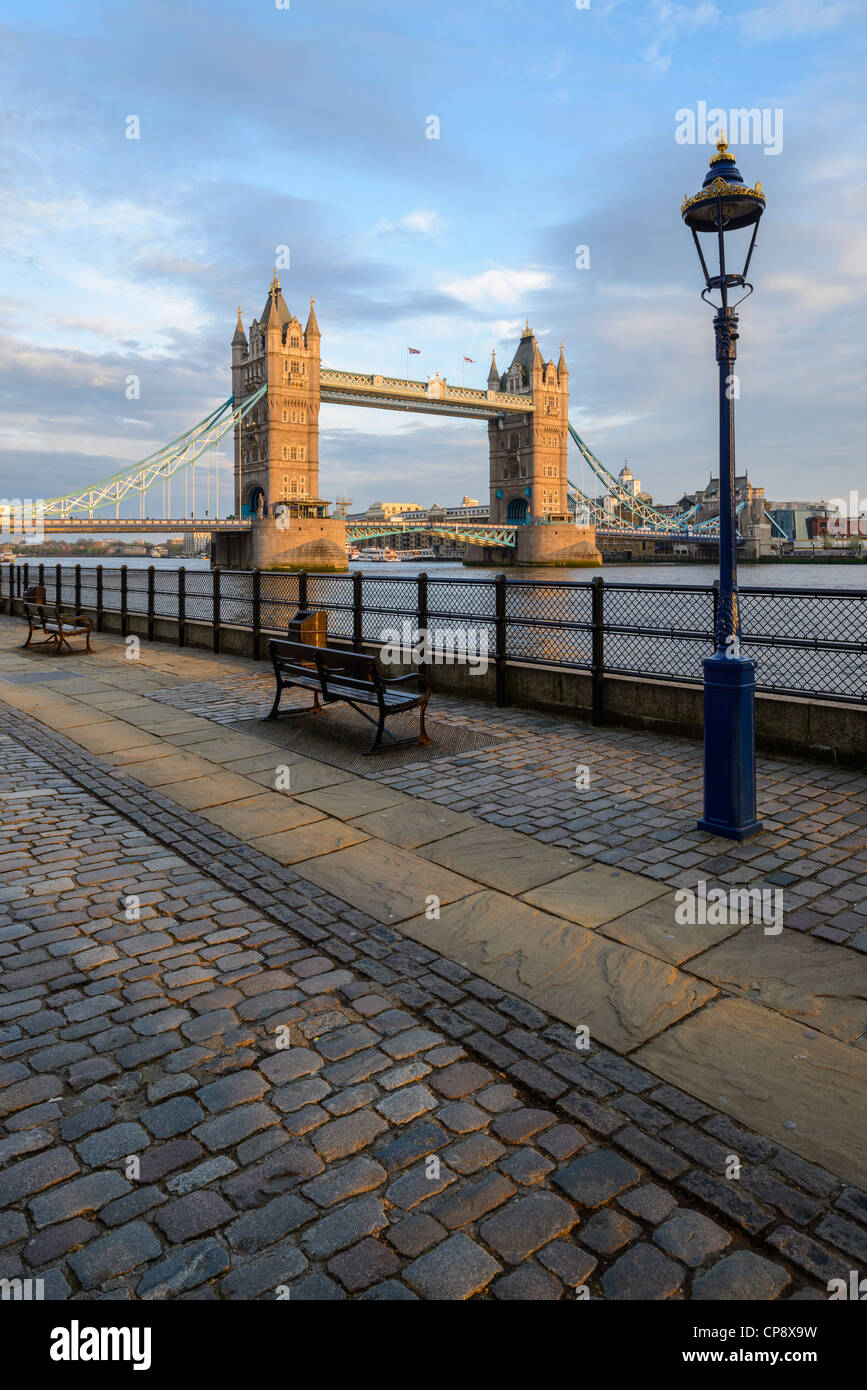 Tower bridge with the last golden rays of light at sunset over the ...