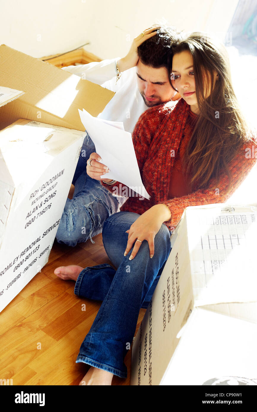 Couple moving house Stock Photo - Alamy
