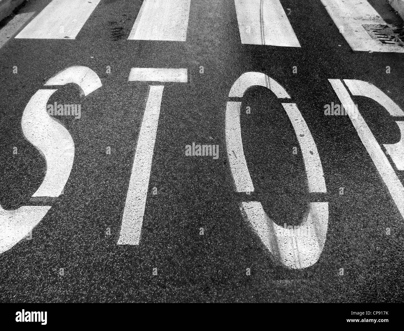 signal to stop on wet asphalt of a city street Stock Photo - Alamy