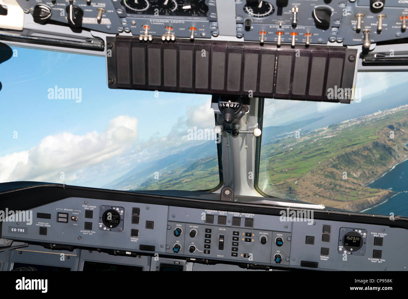Plane dash q400 cabin cockpit hi-res stock photography and images - Alamy