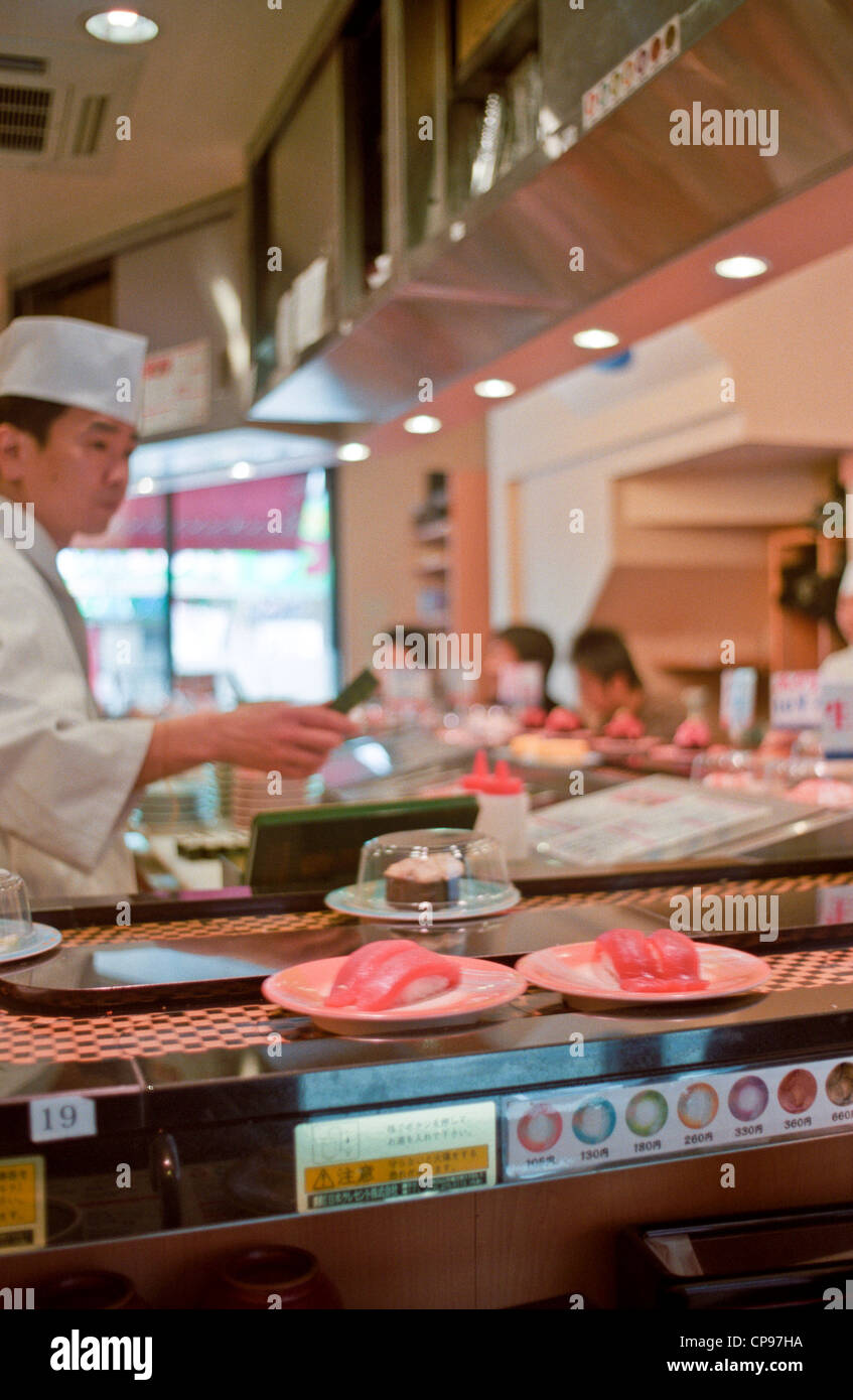 Tokyo waiter hi-res stock photography and images - Alamy