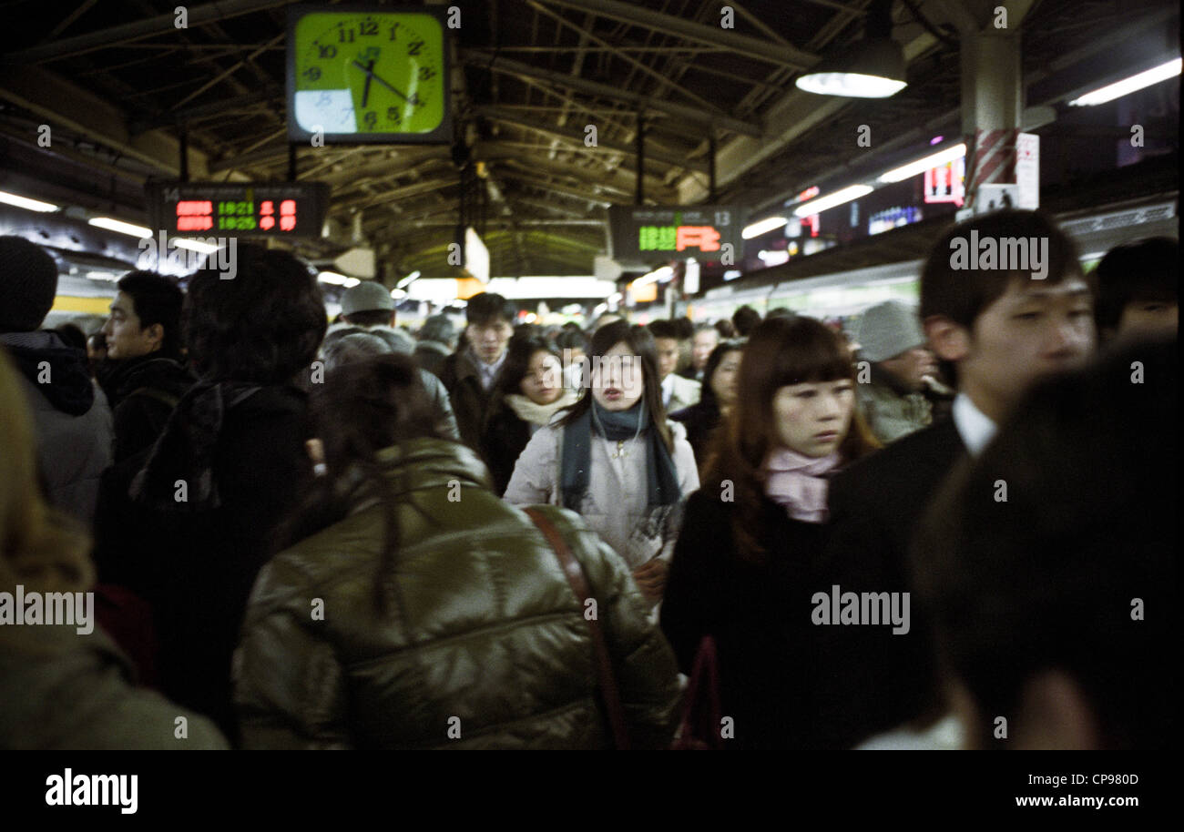 Crowd of people on the platform of the subway station Shinjuku of Tokyo ...
