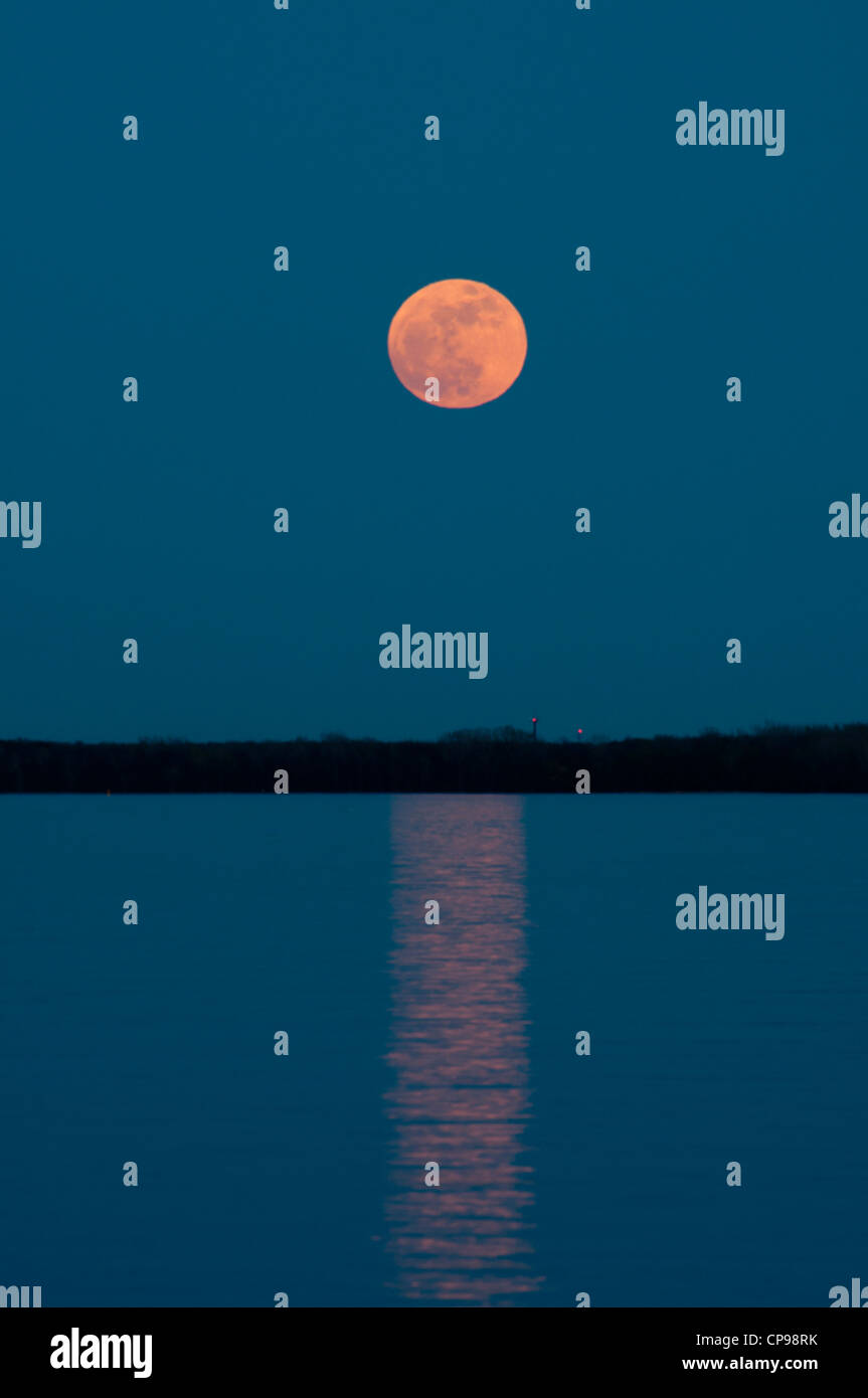 Full moon over Lake St. Louis, Pointe Claire, Quebec Stock Photo - Alamy
