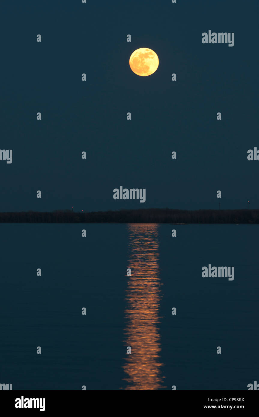 Full moon over Lake St. Louis, Pointe Claire, Quebec Stock Photo - Alamy