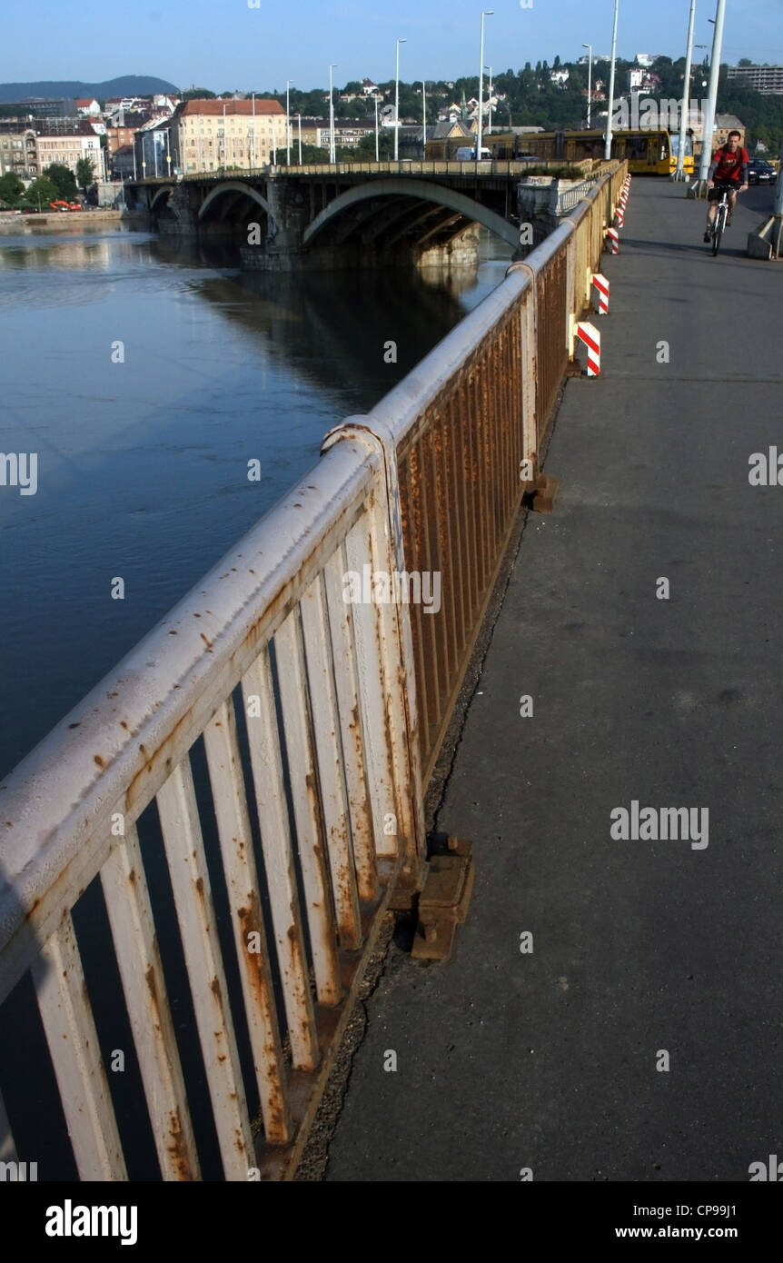 Margaret Bridge - southern walkway Stock Photo - Alamy