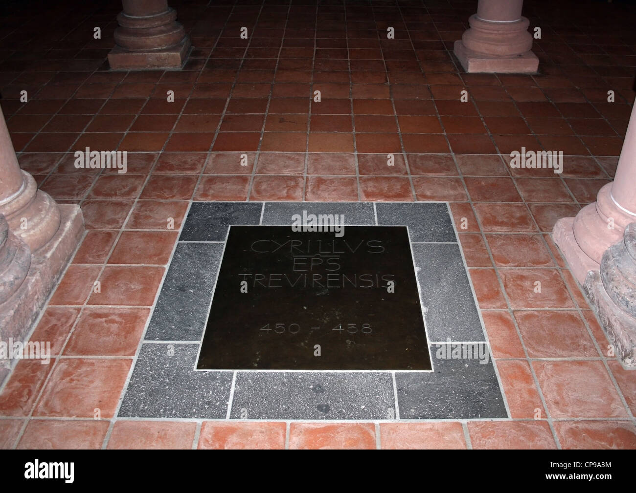 Grave crypt hi-res stock photography and images - Alamy