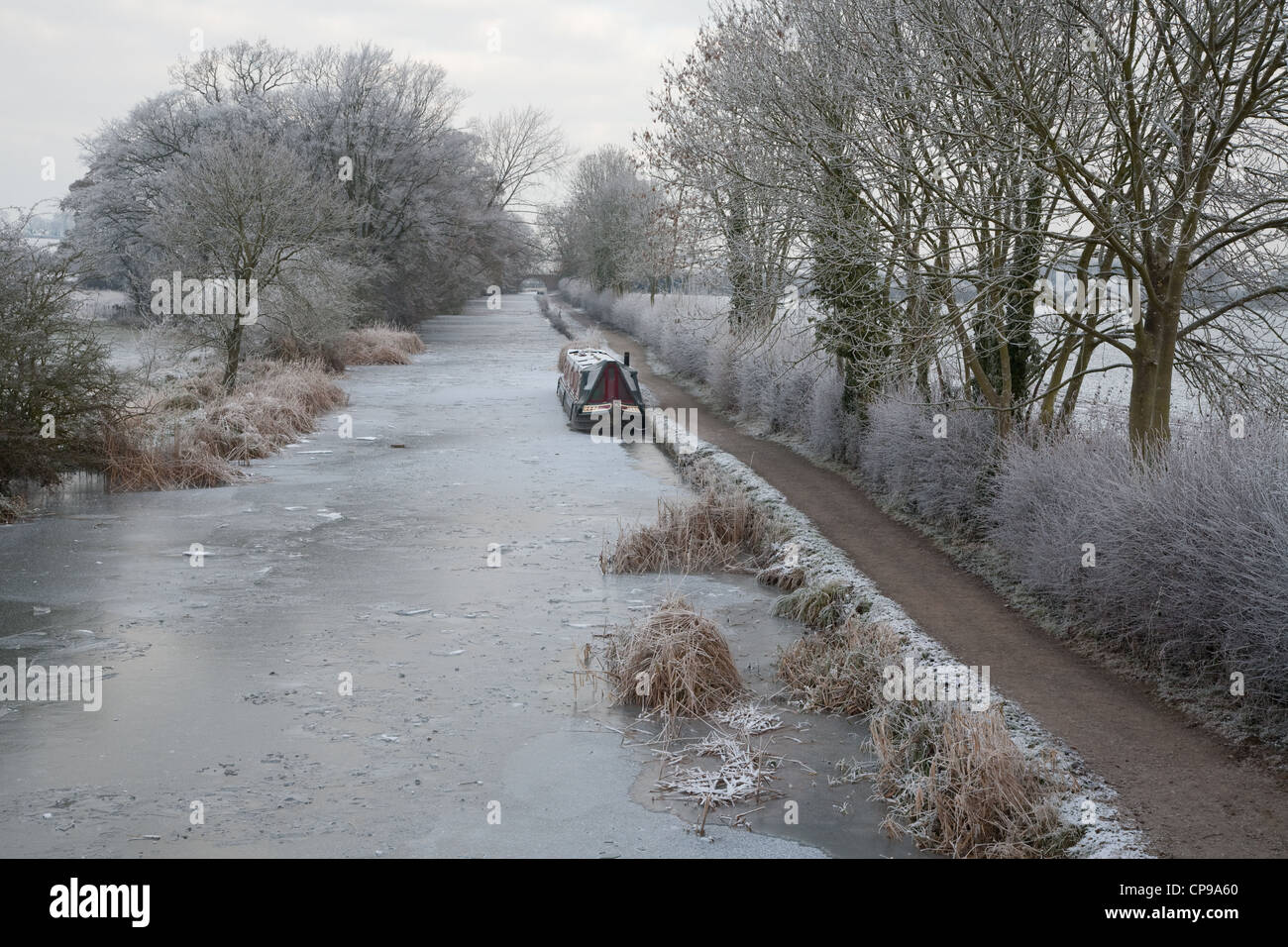 Frozen narrowboat hi-res stock photography and images - Alamy