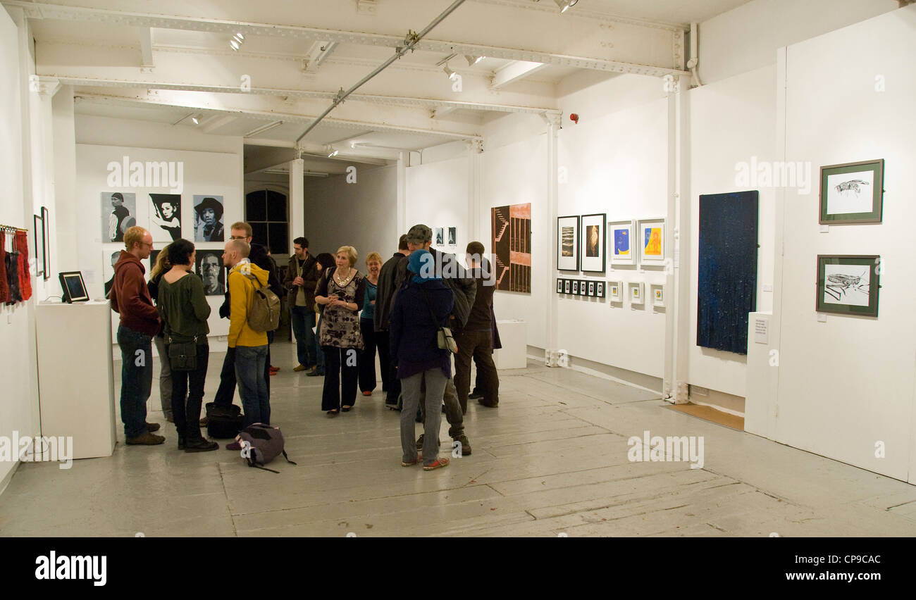 Crowded art gallery hi-res stock photography and images - Alamy