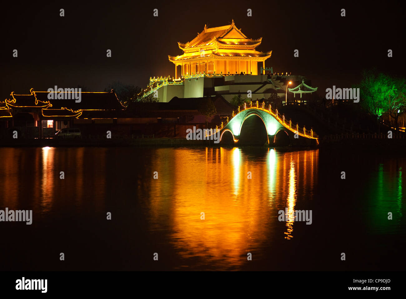 Dragon pavilion park kaifeng hi-res stock photography and images - Alamy