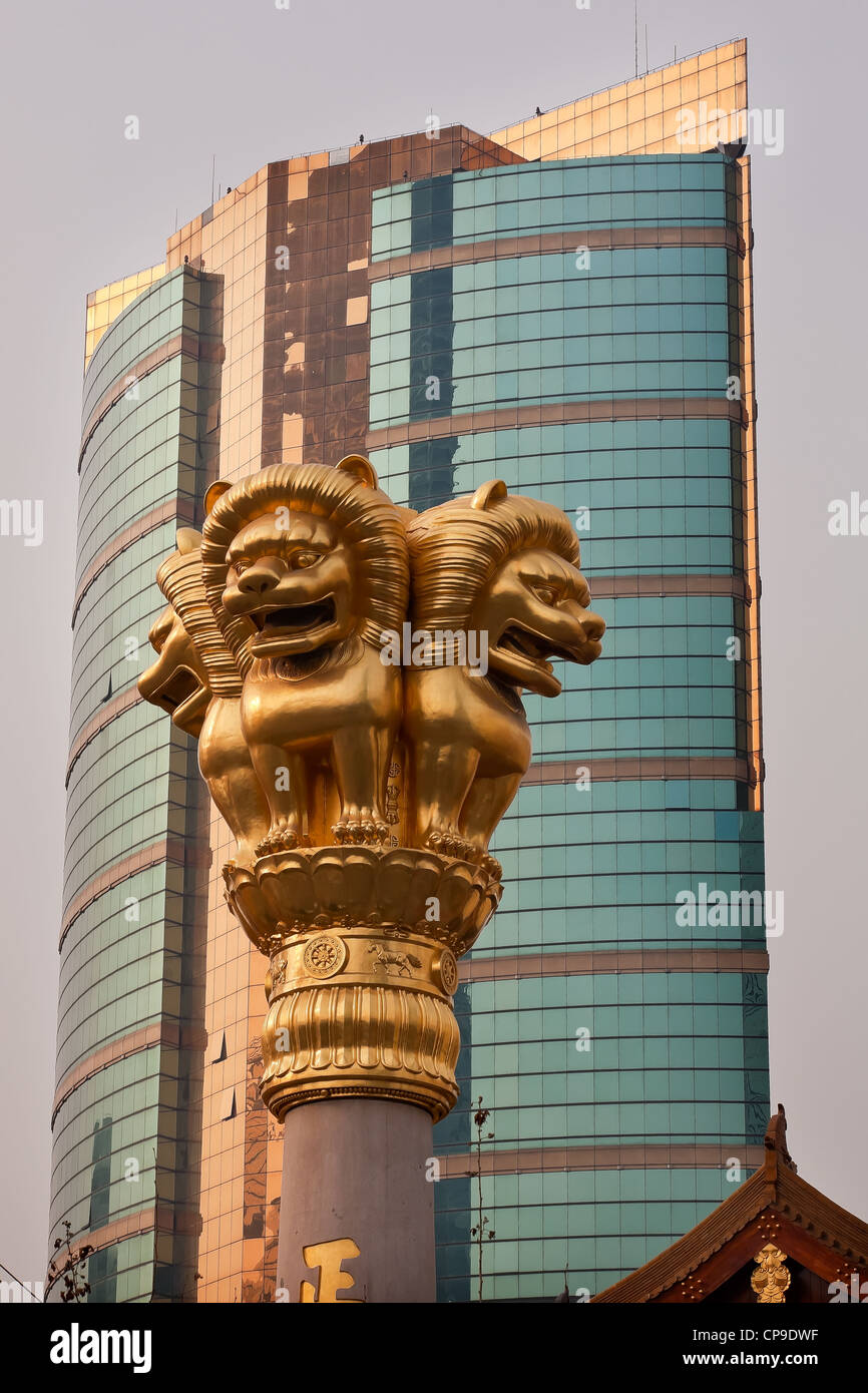 Golden lions hi-res stock photography and images - Alamy