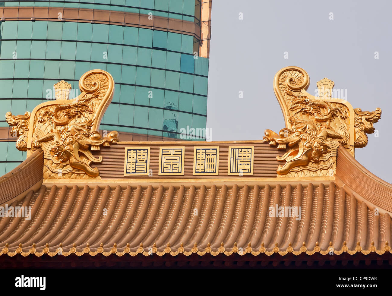 Gold roof building hi-res stock photography and images - Alamy