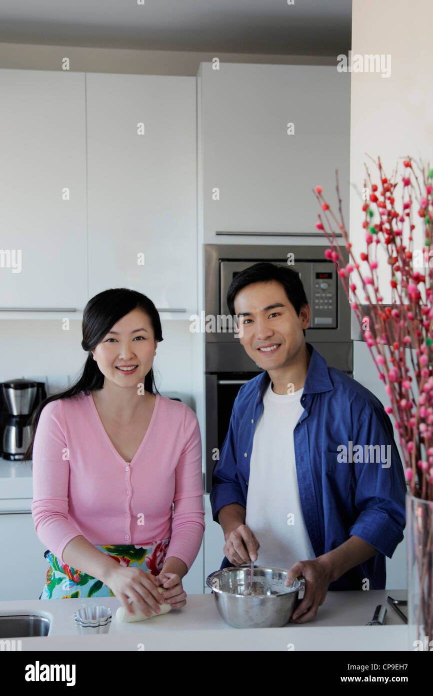Couple cooking in kitchen together Stock Photo - Alamy