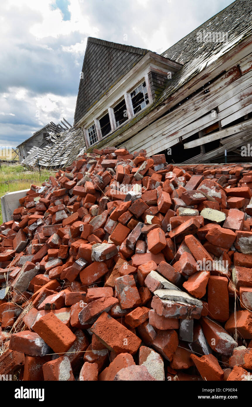 Collapsed building hi-res stock photography and images - Alamy