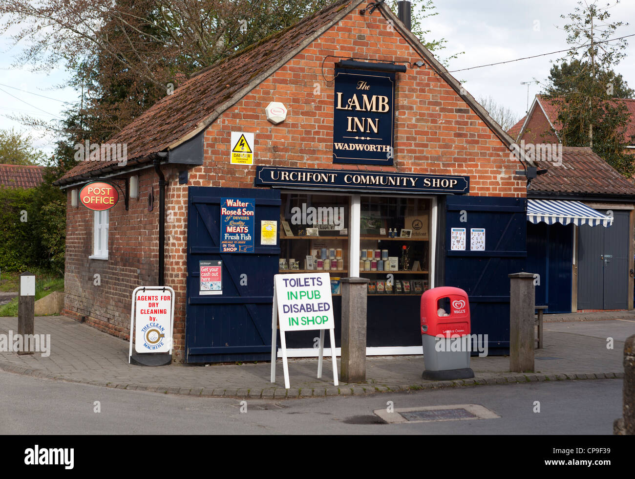 The Lamb Inn Community Shop at Urchfont Village Stock Photo - Alamy