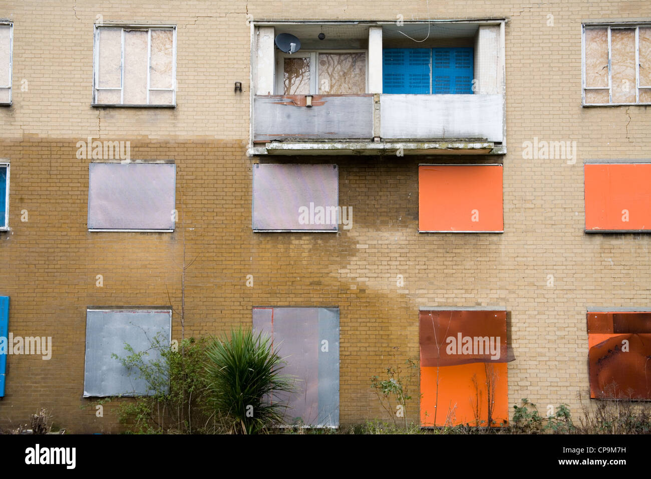 Derelict block of flats Stock Photo - Alamy