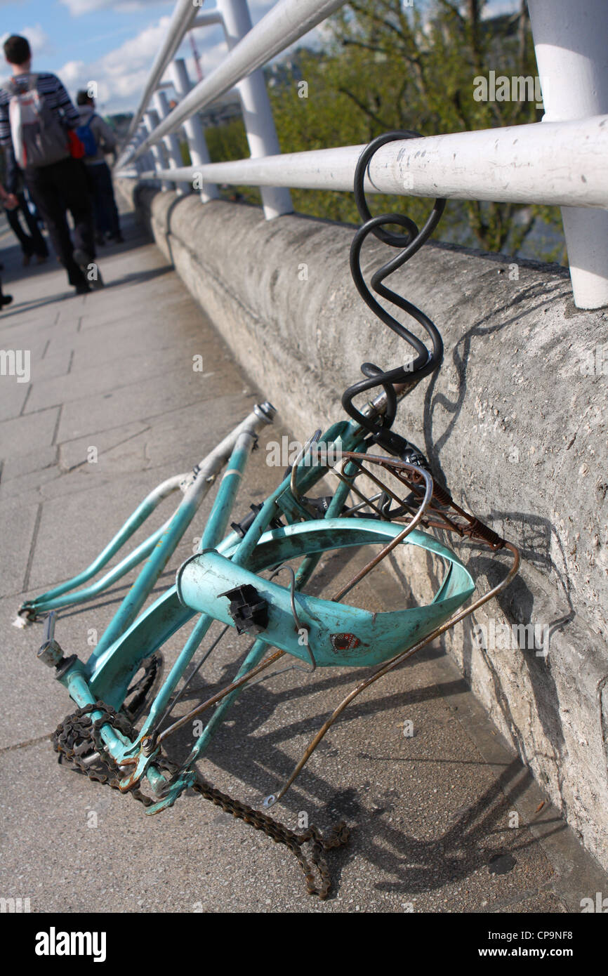 Bicycle padlocked to railings hi-res stock photography and images - Alamy