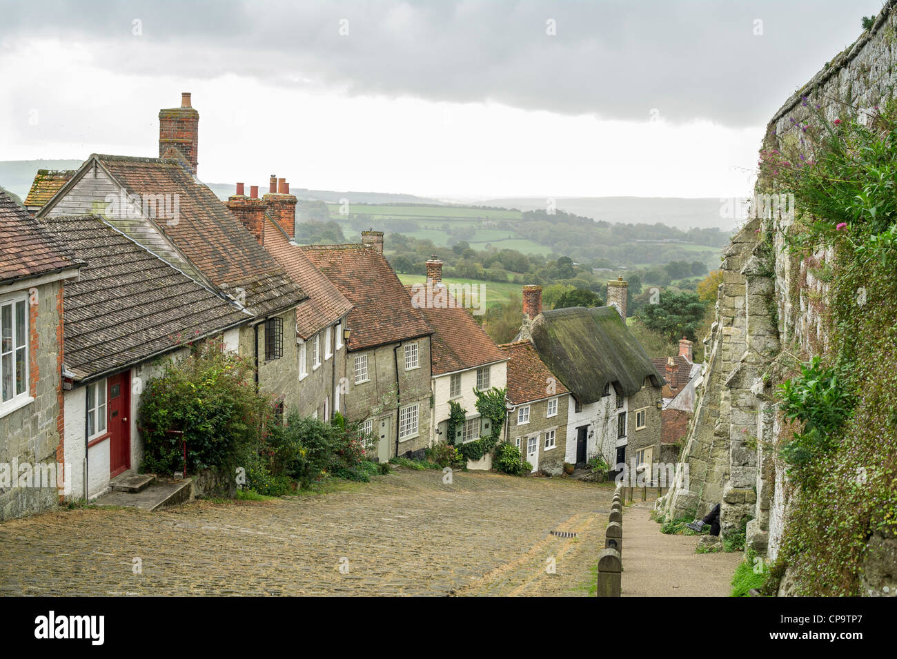 Looking Down Gold Hill Shaftesbury Dorset UK Stock Photo - Alamy