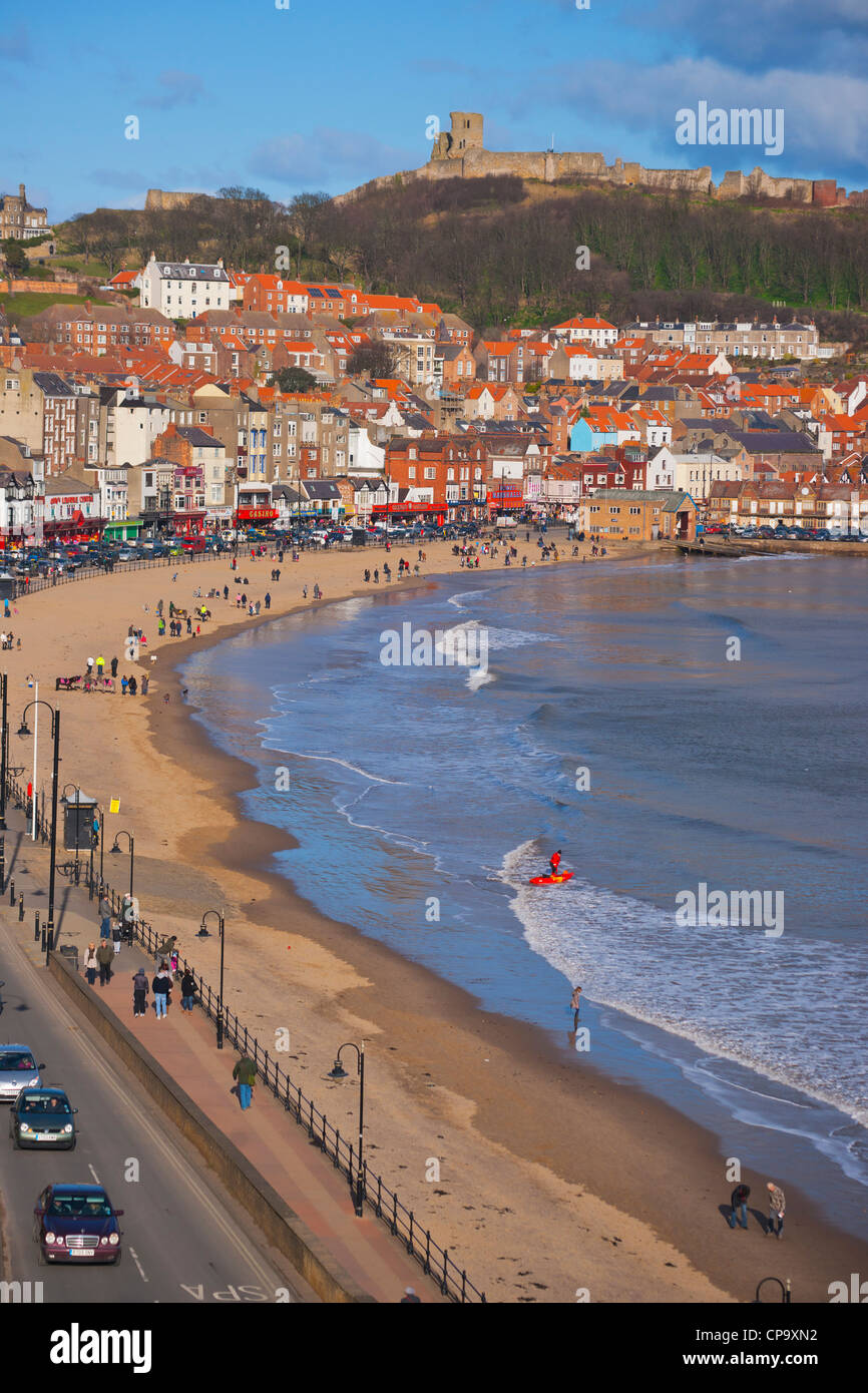 Scarborough promenade and beach hi-res stock photography and images - Alamy