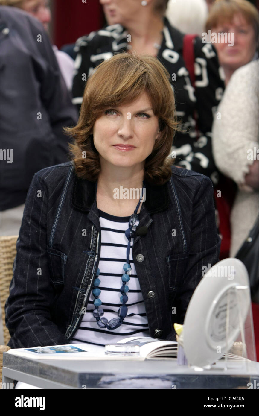 Bbc female news presenter hi-res stock photography and images - Alamy