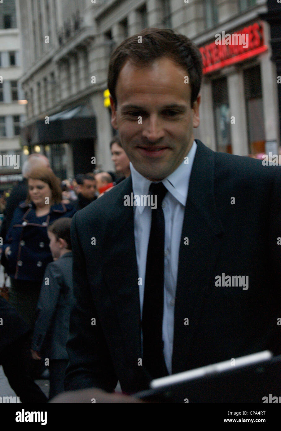 Jonny Lee Miller Attends the UK Premiere of Dark Shadows at the Empire ...