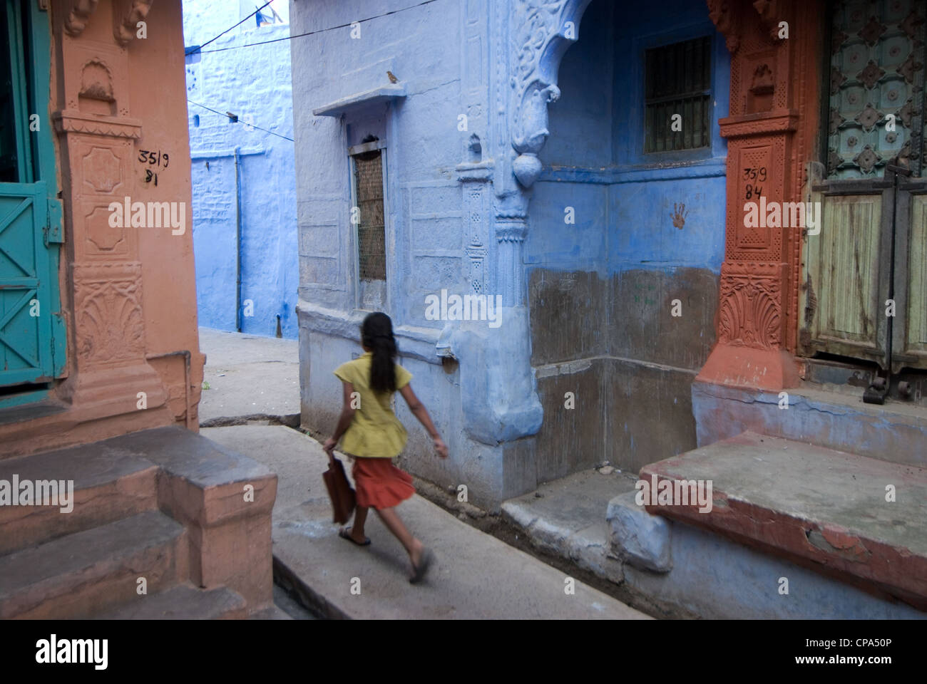 Narrow lanes of india hi-res stock photography and images - Alamy