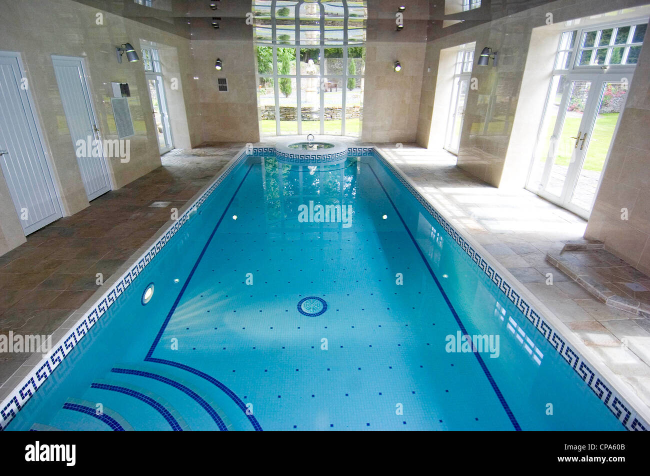 Luxury swimming pool house uk hi-res stock photography and images - Alamy